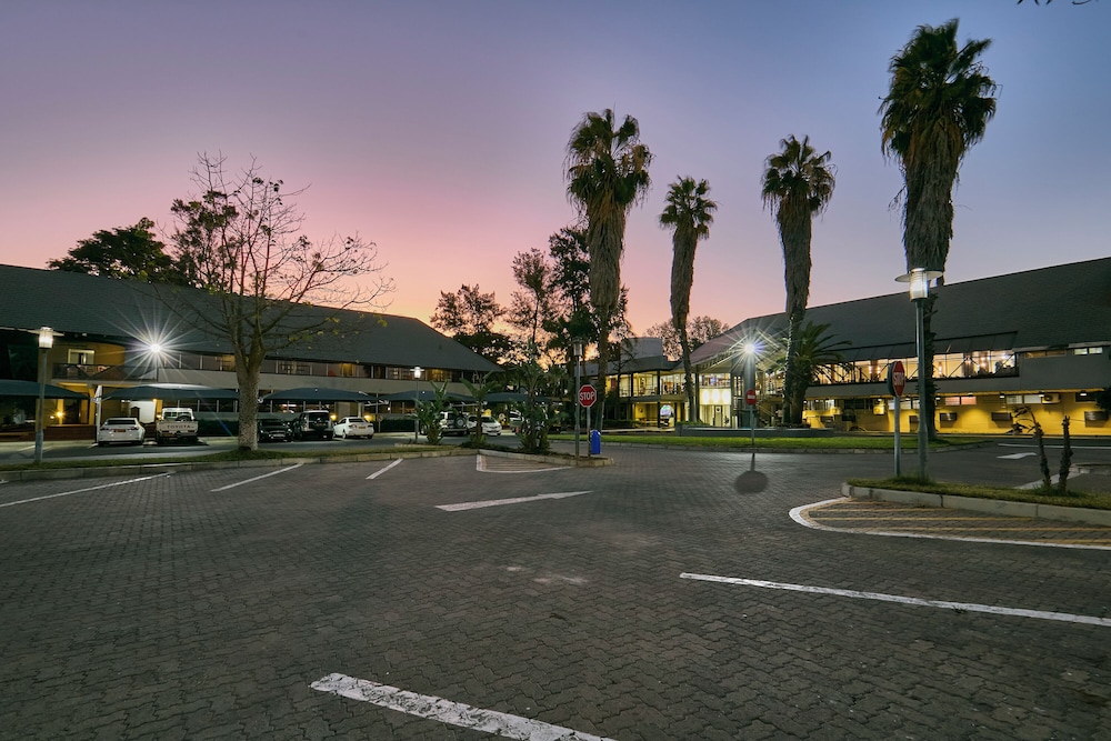 Cresta Thapama - Hotel Francistown - Tripinafrica